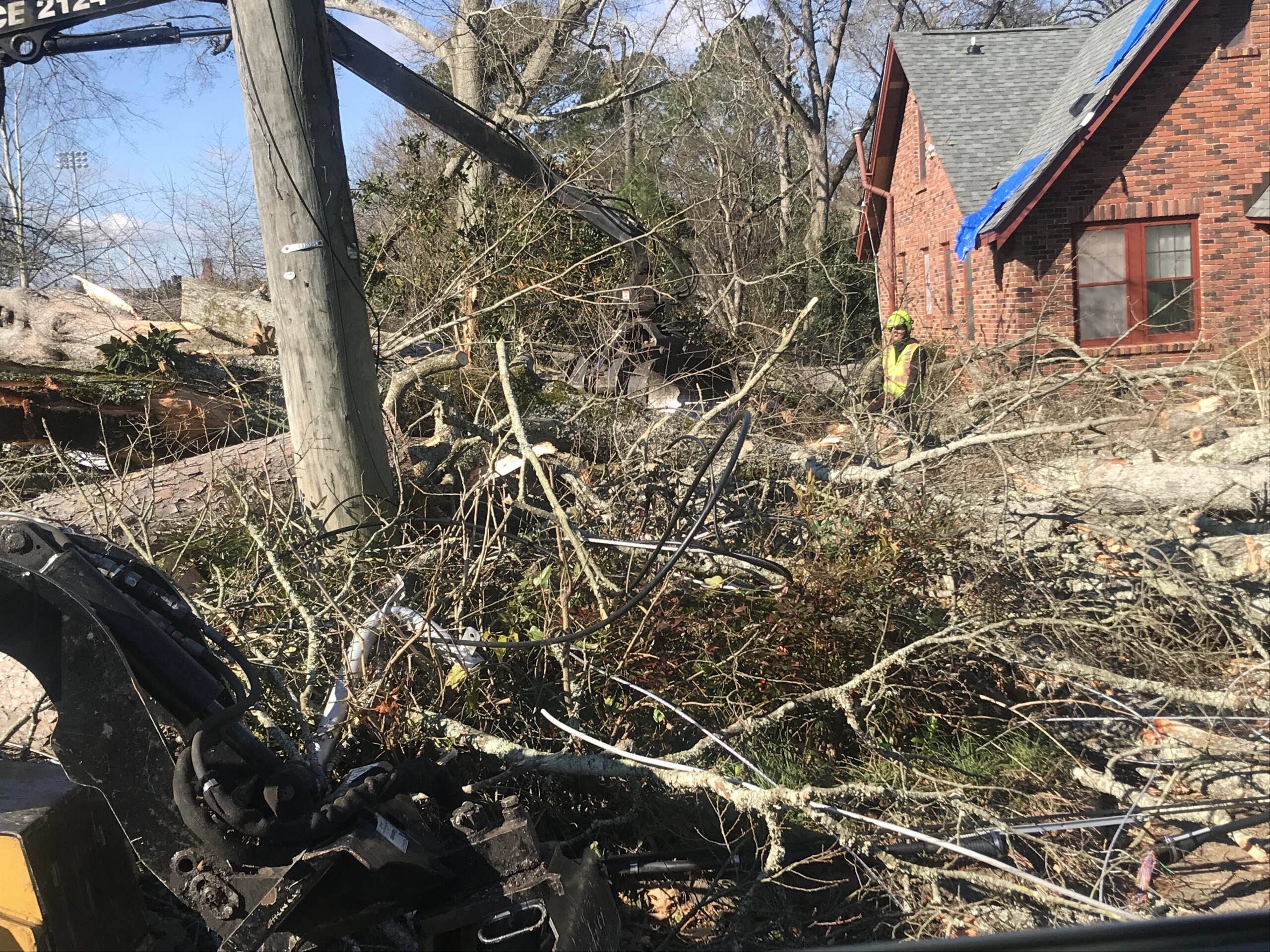 Storm cleanup continues in area near Huntingdon College in Montgomery ...